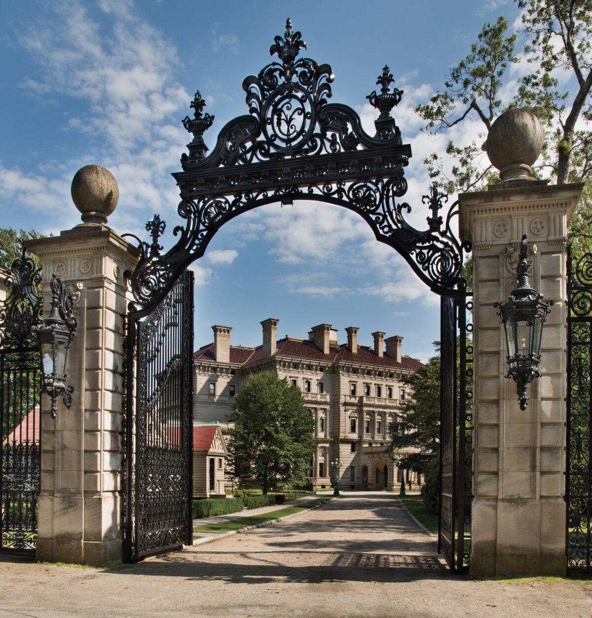 The Breakers in Newport, Rhode Island: A Grand Tour of the Vanderbilts ...